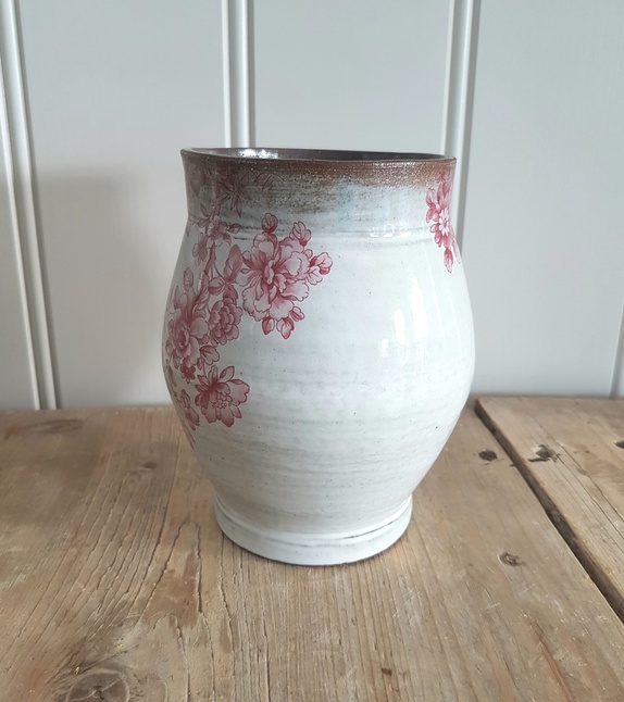 Hånddreid vase med blomster - Epla