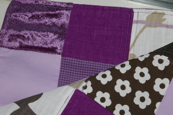 Lappeteppe med bakstykke i fleece. Lilla og brunt - Epla