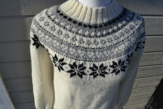 Genser med rund sal Salg - Epla