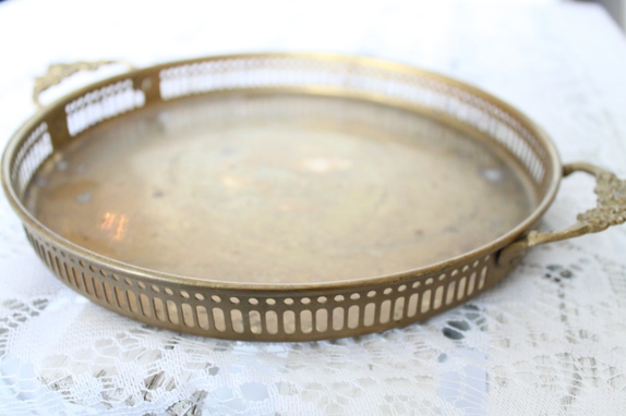 Serveringsbrett i messing med fine detaljer! 30 x 24 cm. - Epla