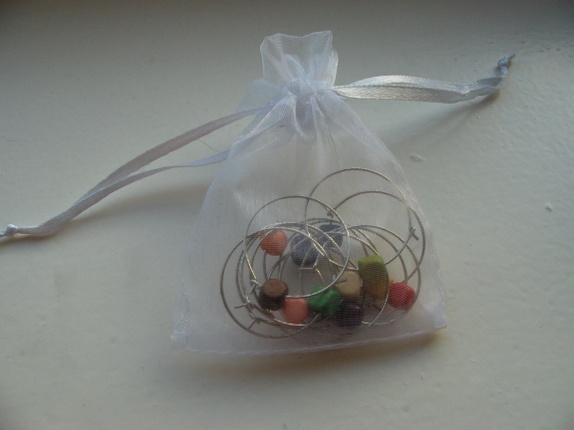 Vinglass charms, kuber i malt tre - Epla