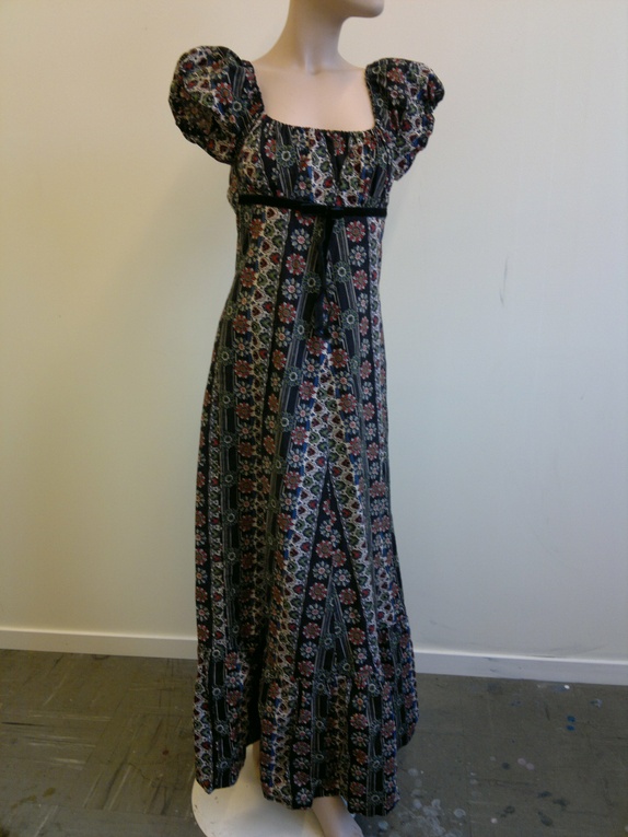 Lang kjole med vakkert mønster i str 38 - Epla