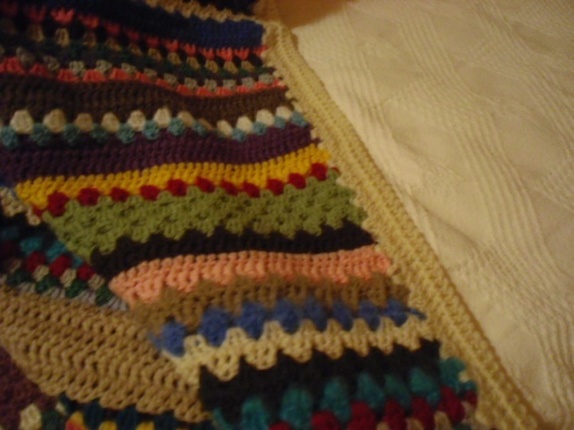 Heklet pledd med lys kant - Epla