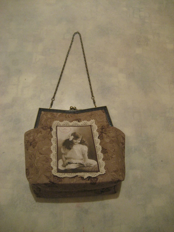 Brun veske med bilde av en jente - Epla