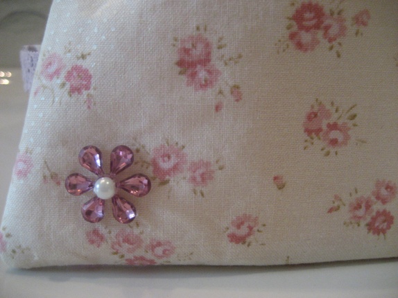 Kremhvit med rosa blomster sminke/pengepung - Epla