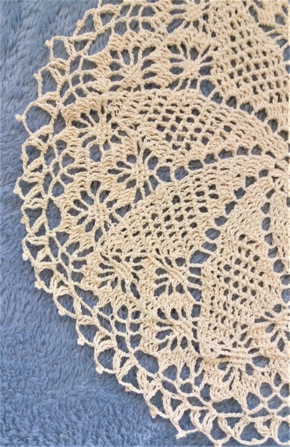 Heklet brikke i ubleket hvit - diameter 37 cm. - Epla