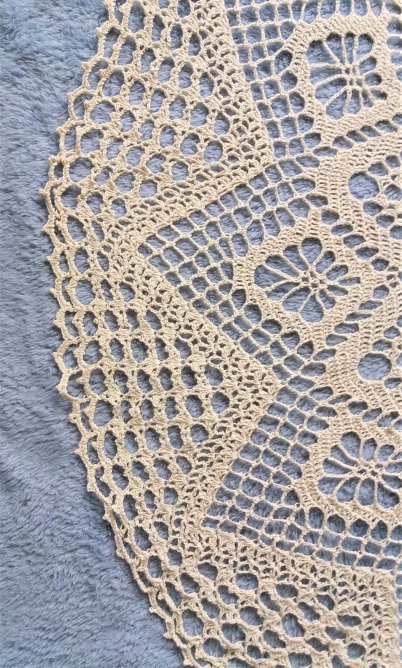 Stor heklet duk i ubleket hvit - diameter 105 cm. - Epla