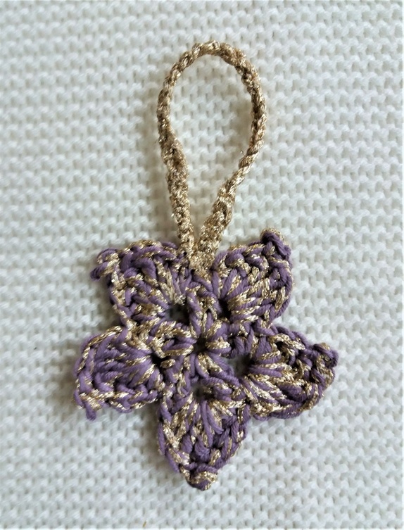 1 Sett m/4 hekla stjerner i lilla og gullfarge. - Epla