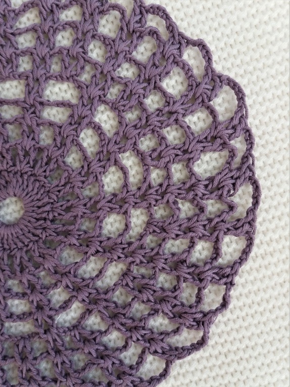 Heklet brikke i lilla. - Epla