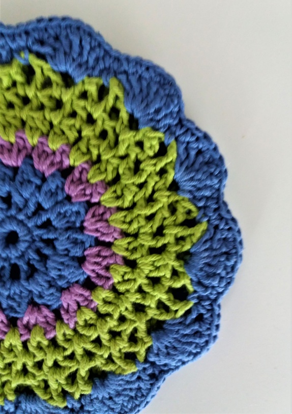 Heklet gryteunderlag, dobbelt i lilla, blå og vårgrønn - Epla