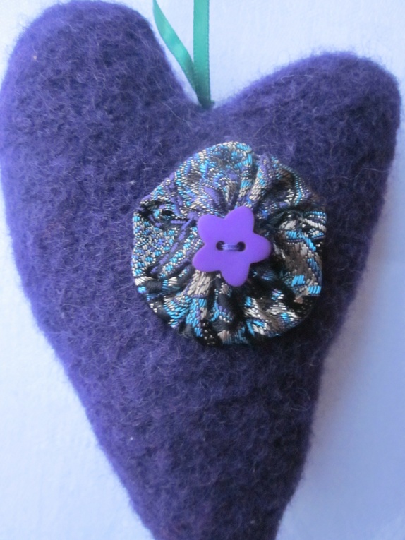 Hjerte i lilla ullfilt. - Epla