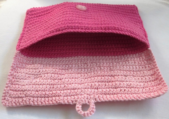 Ryddesalg, før kr 350, nå kr 200,-Heklet clutch i rosa. - Epla