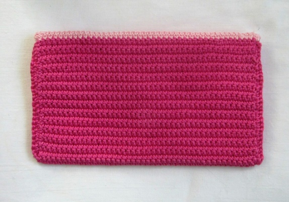 Ryddesalg, før kr 350, nå kr 200,-Heklet clutch i rosa. - Epla