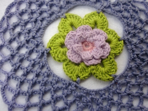 SALG! - Heklet brikke i lilla, grønt og rosa, m/blomst. - Epla