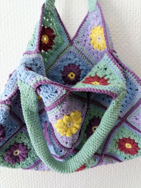 _Heklet veske i lys turkis, lys blå, lilla, gul, lys lilla, rødrosa og hvit. - Epla