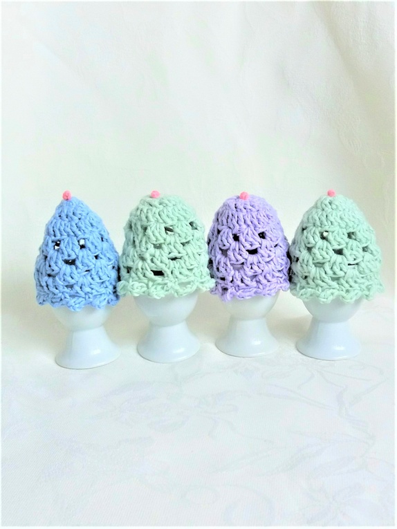 JANUARSALG- 1 Sett m/4 hekla eggvarmere i lys blå, lys lilla, rosa og ...