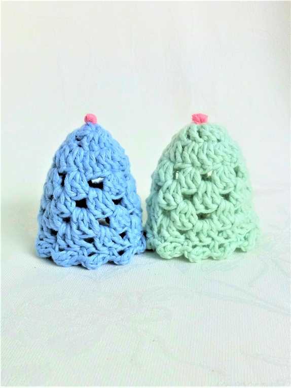 JANUARSALG- 1 Sett m/4 hekla eggvarmere i lys blå, lys lilla, rosa og ...