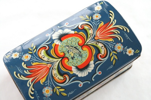 Bjelland boks med "rosemalt" dekor - Epla