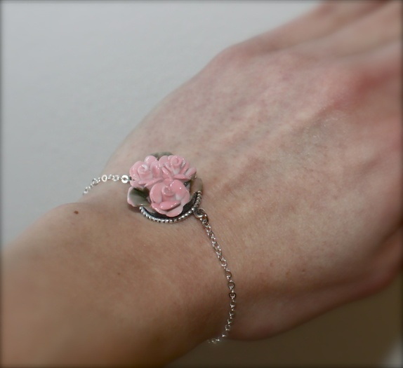 Keramisk håndglasert blomst- armbånd med vintagepynt - Epla