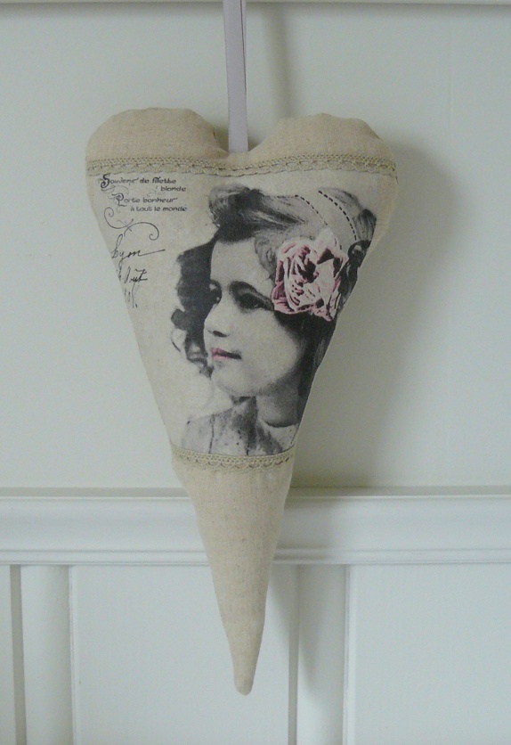 Hjerte med jente med fransk tekst - Epla