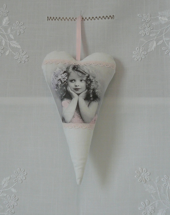 Salg - nedsatt 30%. Hjerte med jente med krøller - Epla