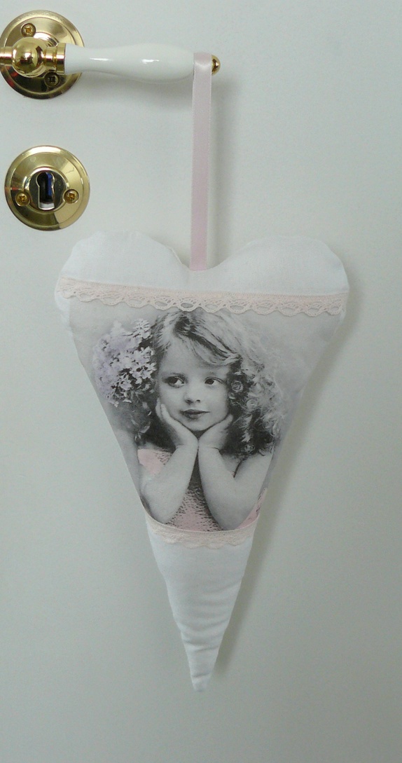 Salg - nedsatt 30%. Hjerte med jente med krøller - Epla