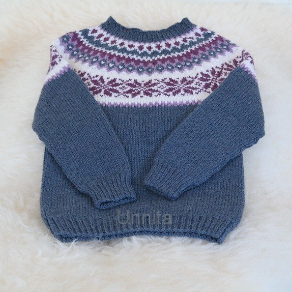 Søt genser med Nancy mønster (2 år) - Epla