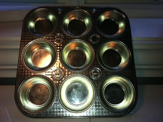 Gammelt brett med muffins / gele / kakeformer. - Epla