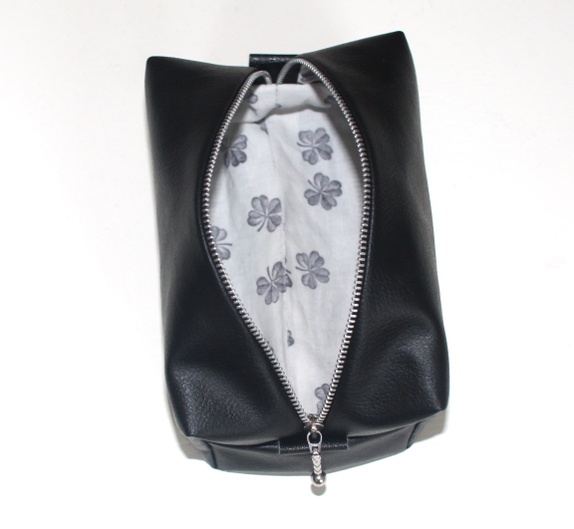 emja eiko -sort sminkepung med l y k k e k l ø v e r e - Epla