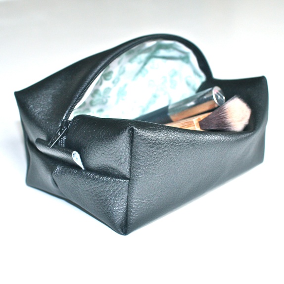 Emja eiko - liten boksformet sminkepung med lykkekløvere - Epla