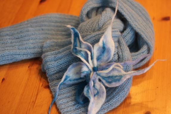 Håndlaget strikket skjerf med ull brosje - Epla