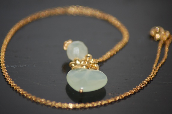 Langt kjede med jadeanheng - Epla