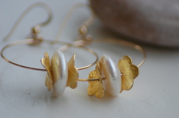 Ringer med ferskvannsperle og gulblomst - Epla