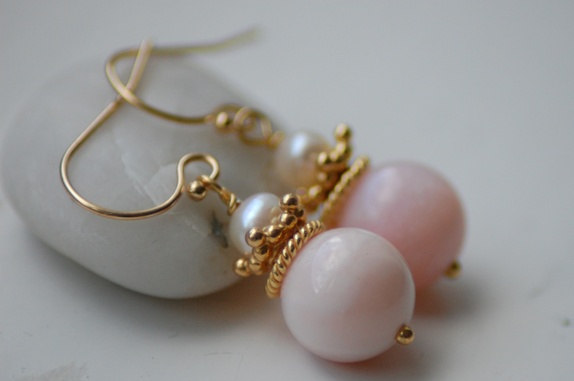 Rosa romantikk - øredobber med opal og ferskvannsperler - Epla