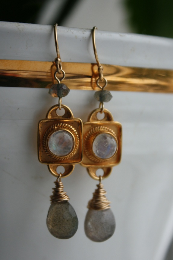 *SALG-30%*Festfine øredobber i grått og gull - Epla