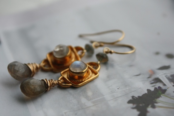 *SALG-30%*Festfine øredobber i grått og gull - Epla