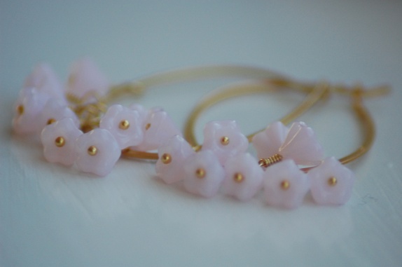 Ovale ringer med rosa glassblomster - Epla