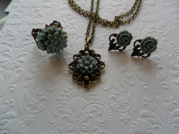 *Smykkeset 6* Halskjede, ring &øredobber m gråblå resin blomster - Epla
