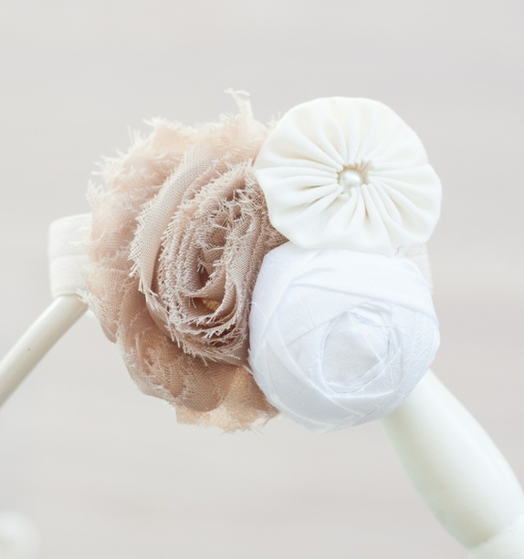 SALG FØRPRIS 125,- Sino hårbånd 11 - lyse brun og krem/hvit rosette. - Epla