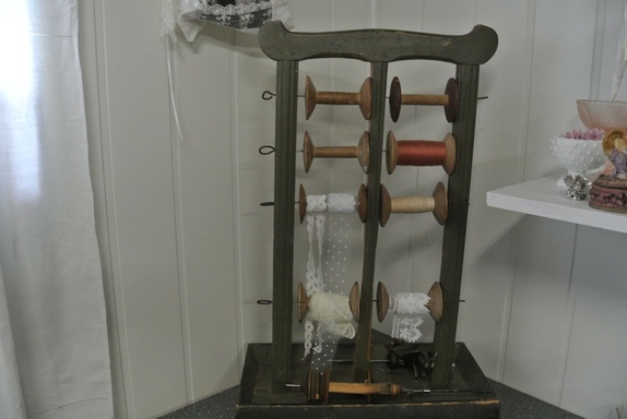 Gammelt stativ med sneller Str h:59cm b:43cm - Epla