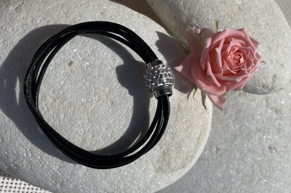 Sorte skinnreimer med strasslås - Epla