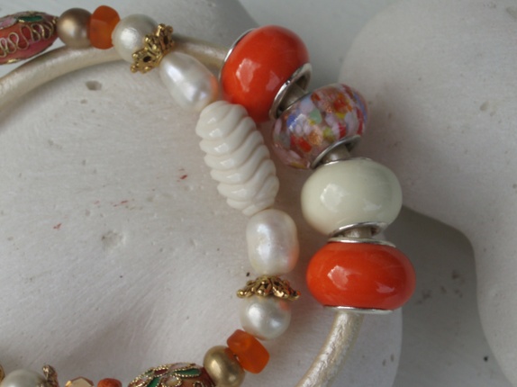 Dobbelt armbånd i krem og orange - Epla