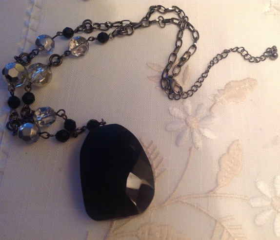 Halskjede med glitrende og sorte stener og sort anheng - Epla