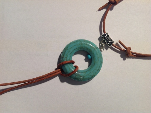 Brunt skinnkjede med turkis ring - Epla