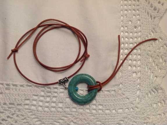 Brunt skinnkjede med turkis ring - Epla