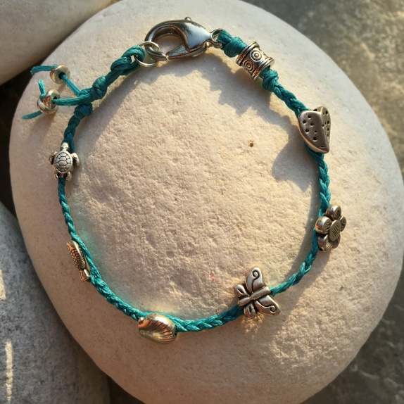 Turkis armbånd med charms - Epla