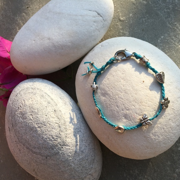 Turkis armbånd med charms - Epla