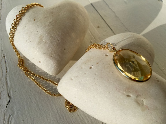 Gullfarget kjede med anheng - Epla