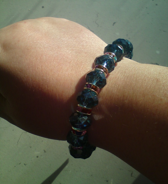 Elegant armbånd med flotte krystallperler. - Epla