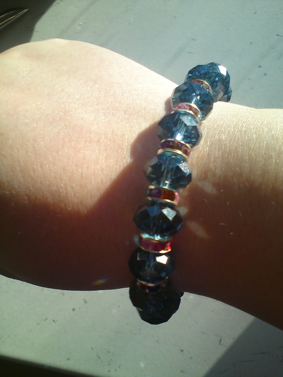 Elegant armbånd med flotte krystallperler. - Epla